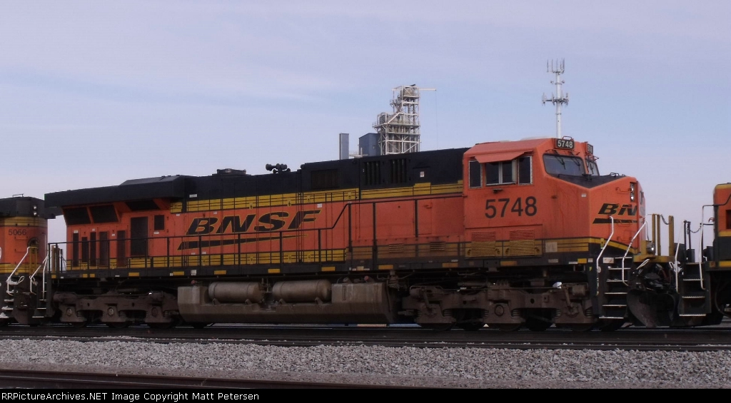 BNSF 5748